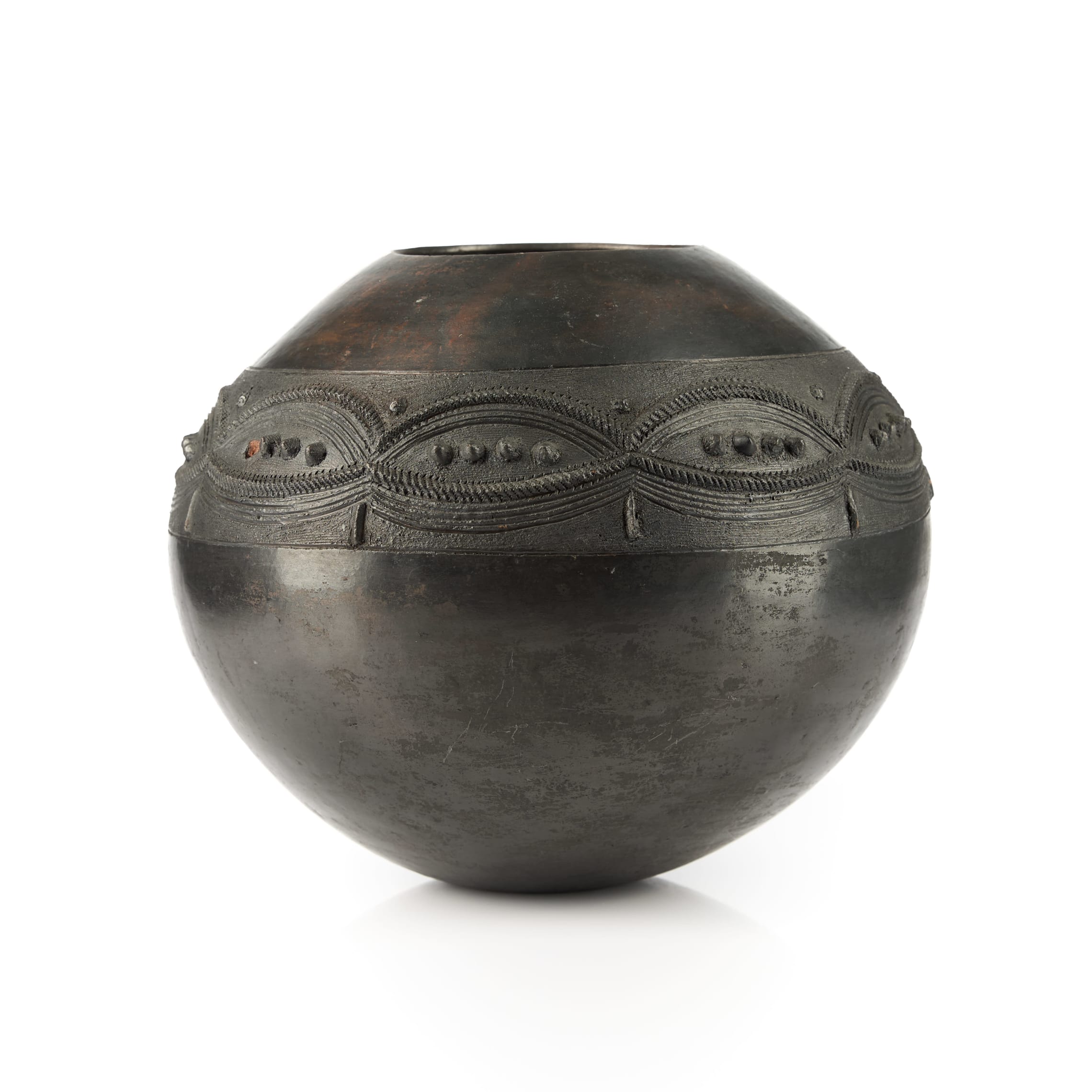 Ukhamba with incised and relief rope decoration by Nesta Nala | Strauss ...
